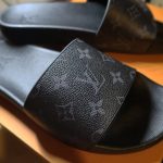 Louis-Vuitton-Sliders - Urbasm